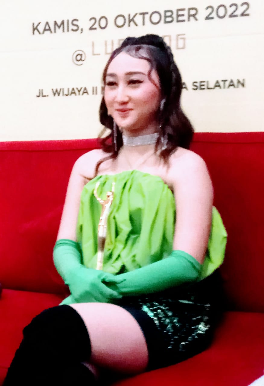 Penyanyi Sandrina Meraih Piala AMI AWARDS 2022,Gelar Syukuran Di ...