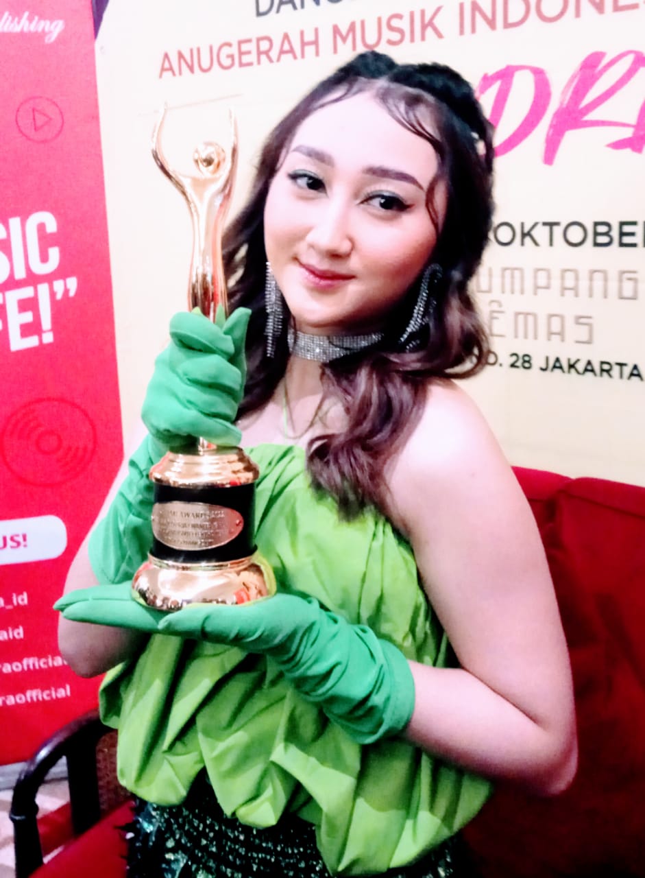 Penyanyi Sandrina Meraih Piala AMI AWARDS 2022,Gelar Syukuran Di ...